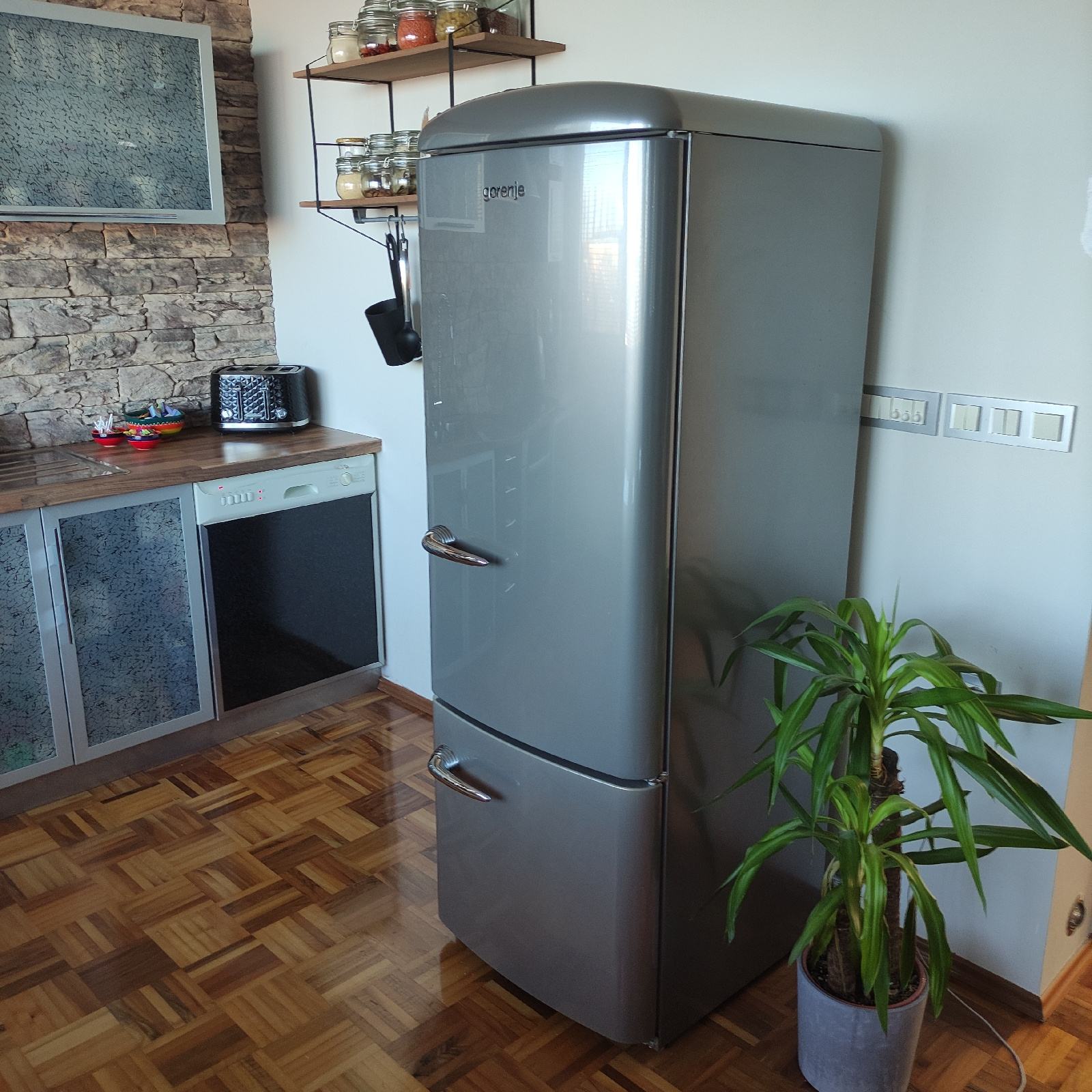 prodam retro hladilnik Gorenje