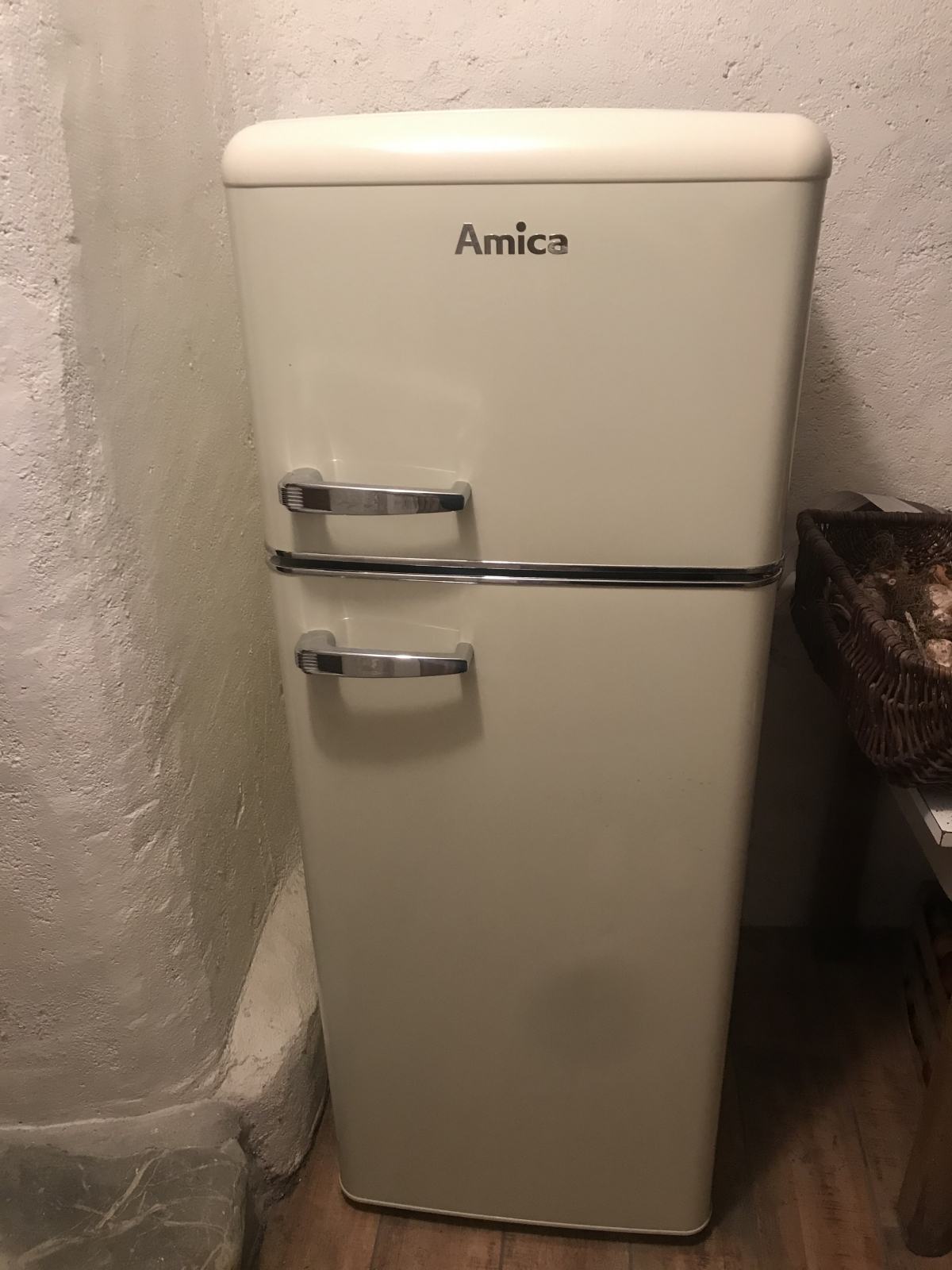 Prostostoječi retro hladilnik Amica - skoraj nov