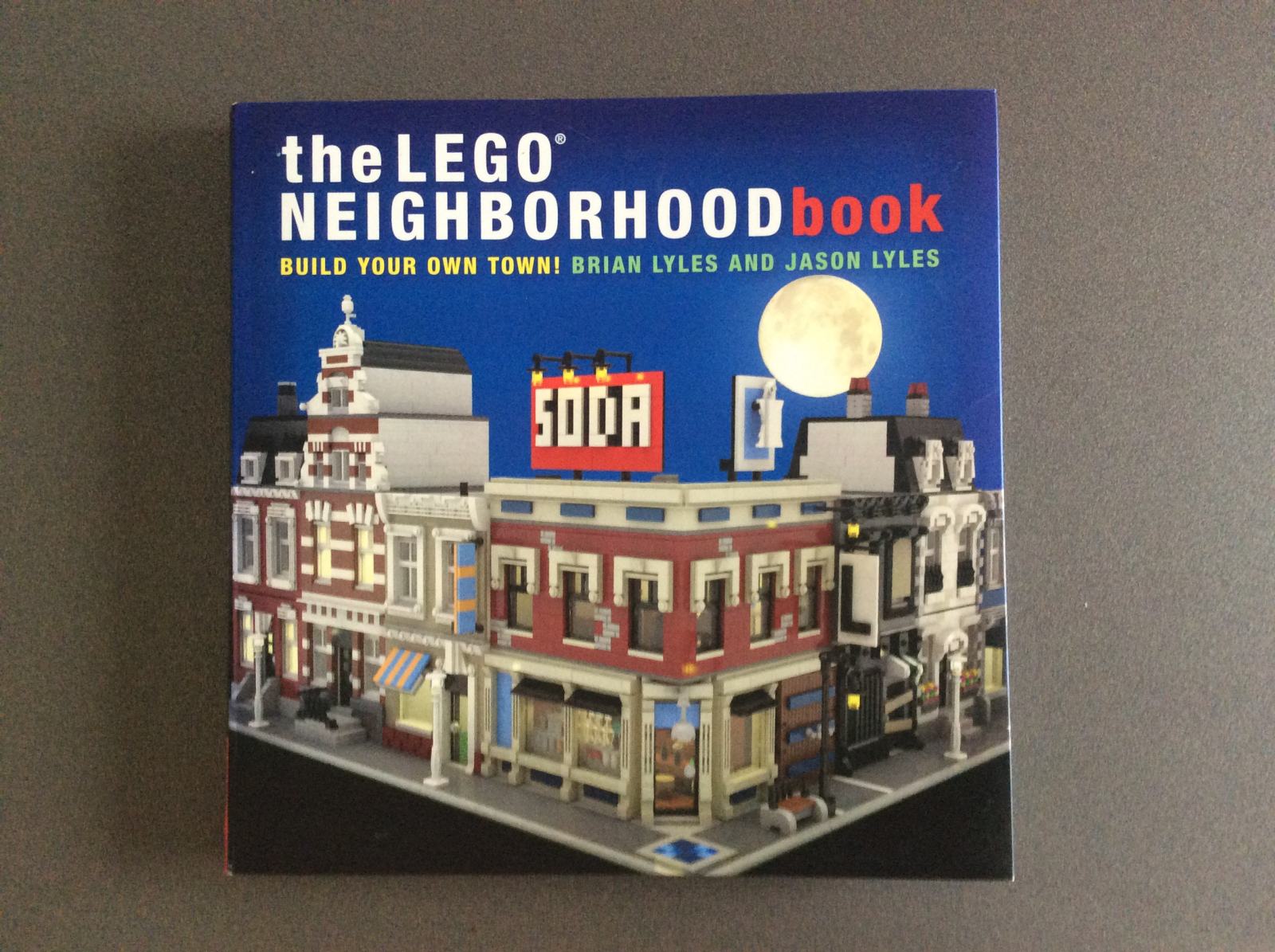Knjiga The Lego Neighborhood book