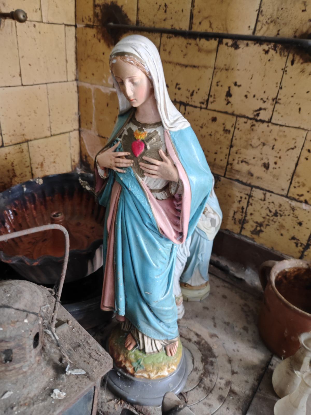 Starinsko pohištvo, starinska oprema, verski simboli, knjige