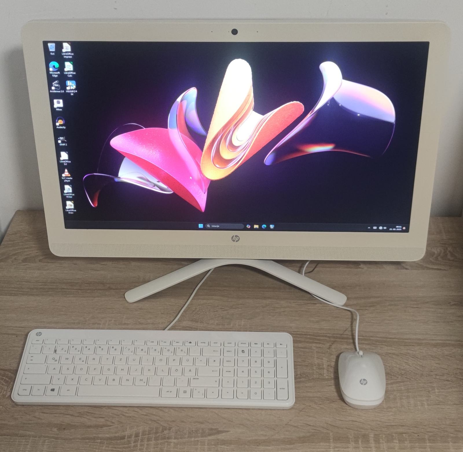 HP 24 AIO PC All in One AMD A8 7410, 8GB RAM, AMD Radeon R5, SSD 256GB