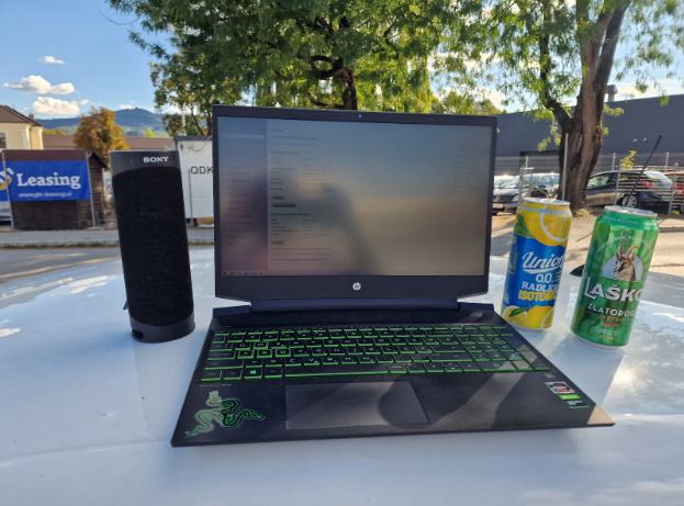 HP Pavillion Gaming Prenosnik 15 (Ryzen 5, 1650) + Razer deathadder