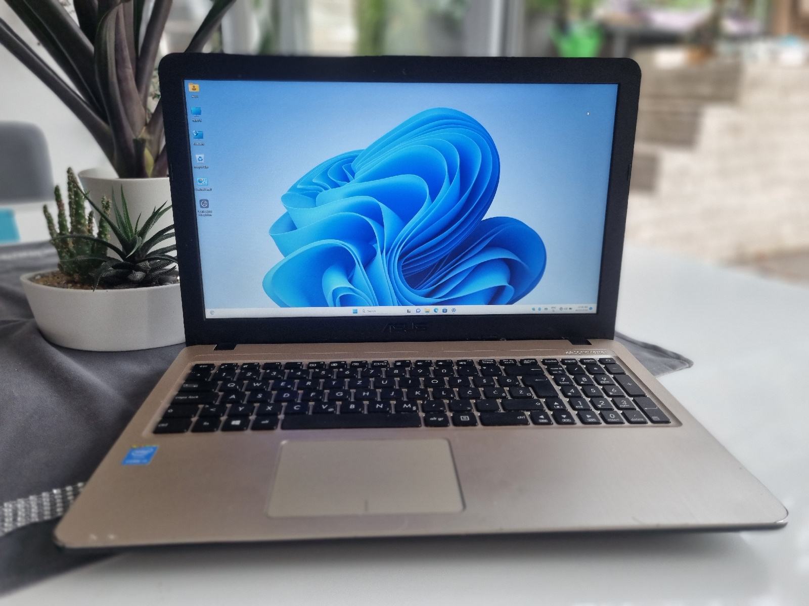 Prenosnik Asus SonicMaster X540LA, i3, 4gb ram, 128gb disk