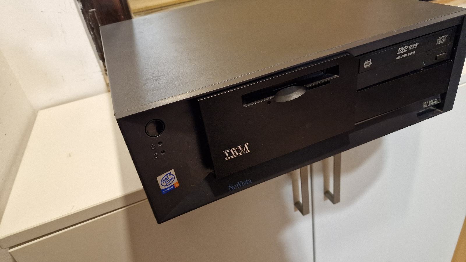 IBM NetVista, starejši retro računalnik + grafična Ati radeon agp 128