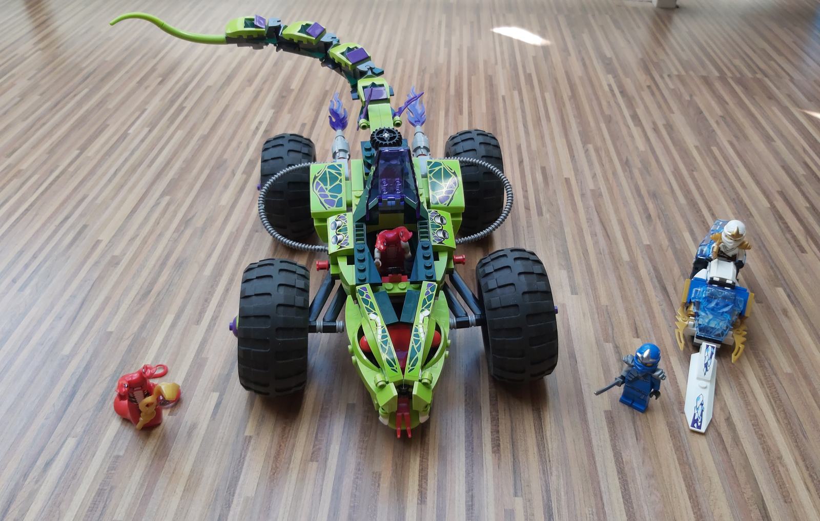 9445 LEGO Ninjago Rise of the Snakes Fangpyre Truck Ambush