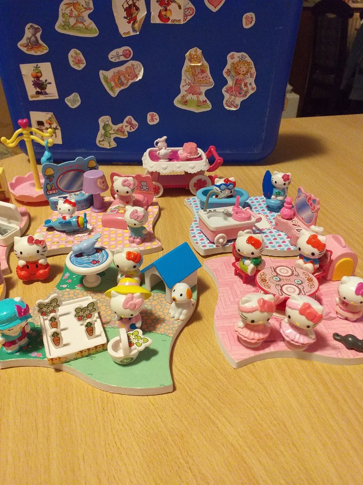 Igralni komplet Hello Kitty + mini figurice živalic in pupik