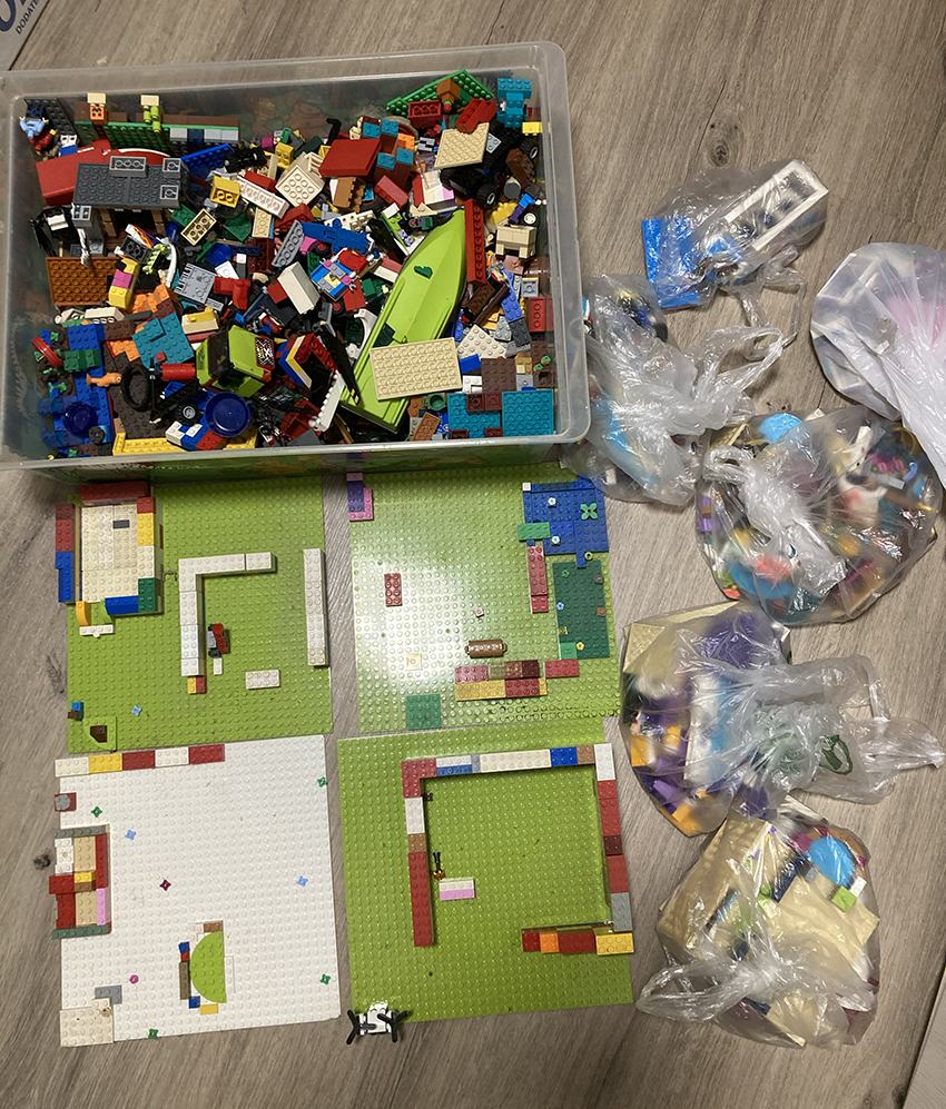 Lego; 30 kompletov (nekatere pomešane) in kock na rinfuzo