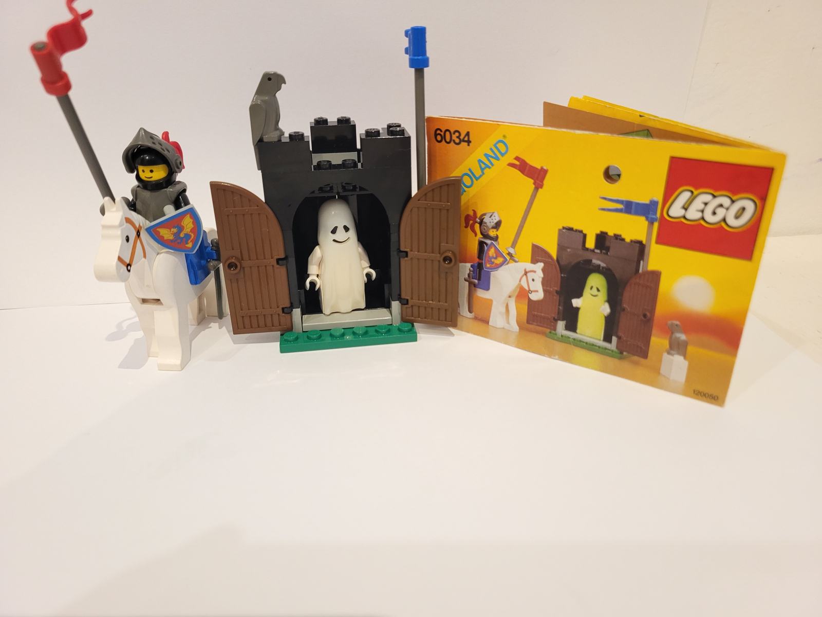Lego set 6034 Black Monarch Ghost