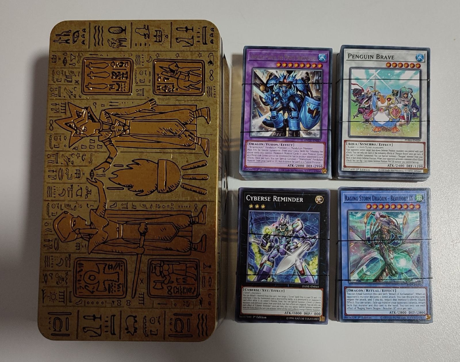 YUGIOH 60 kart decki + zlata YUGIOH skatla