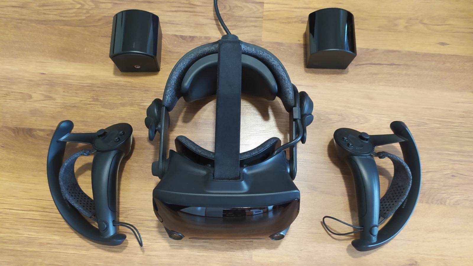 Valve Index VR Kit - komplet VR očala, bazne postaje, ploščka...
