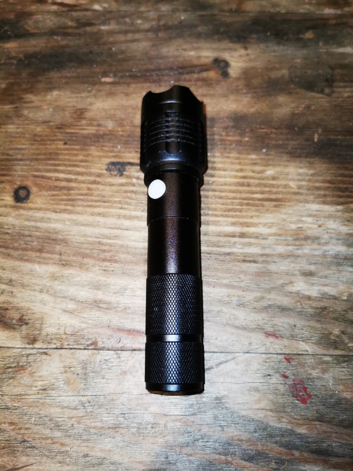 Močna LED taktična svetilka z USB-C polnjenjem