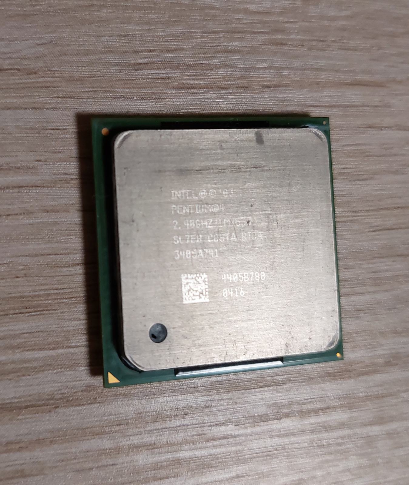 Intel Pentium 4 2,4 GHz SL7E8 (Prescott)