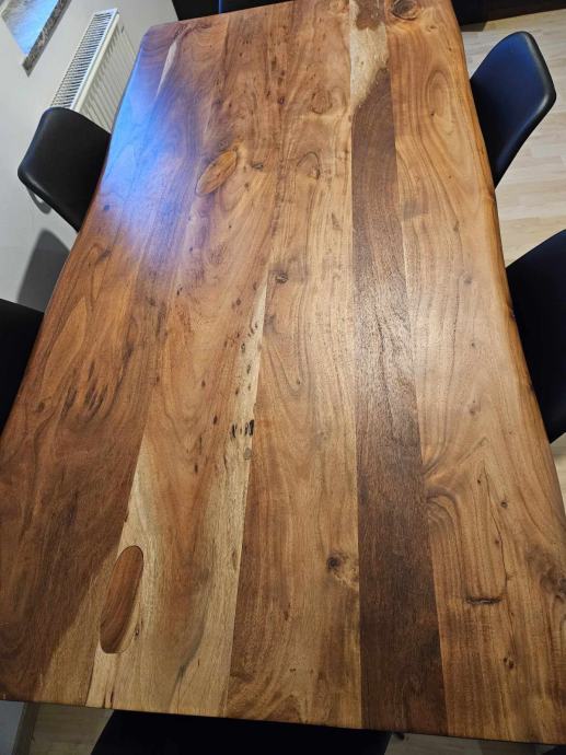 Masivna miza iz akacije