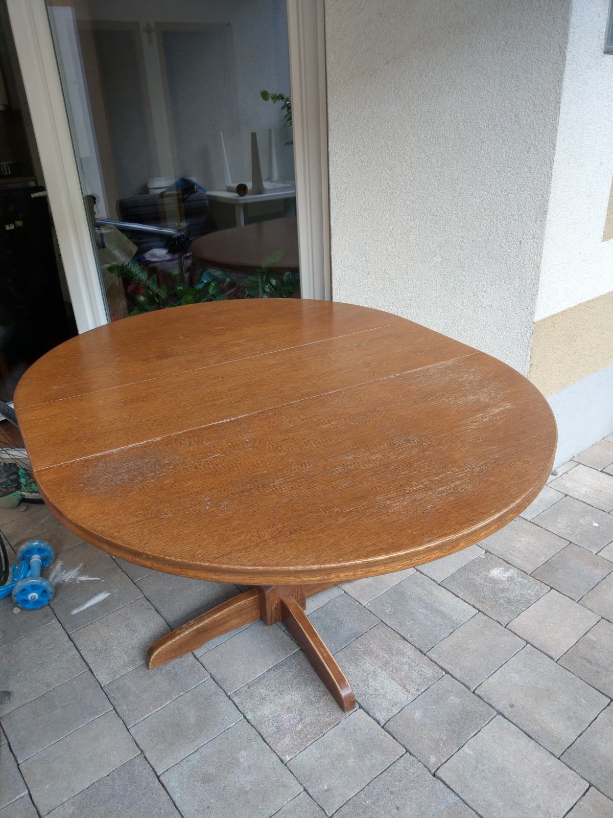 Podarim starejšo ovalno mizo