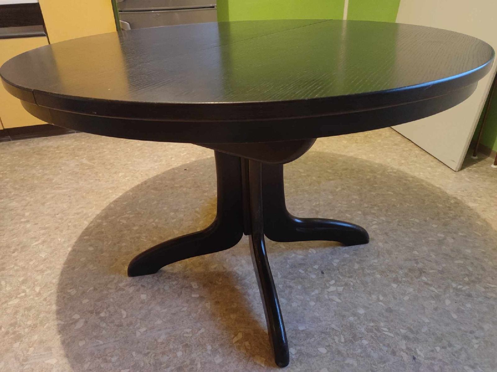 Raztegljiva okrogla jedilna miza