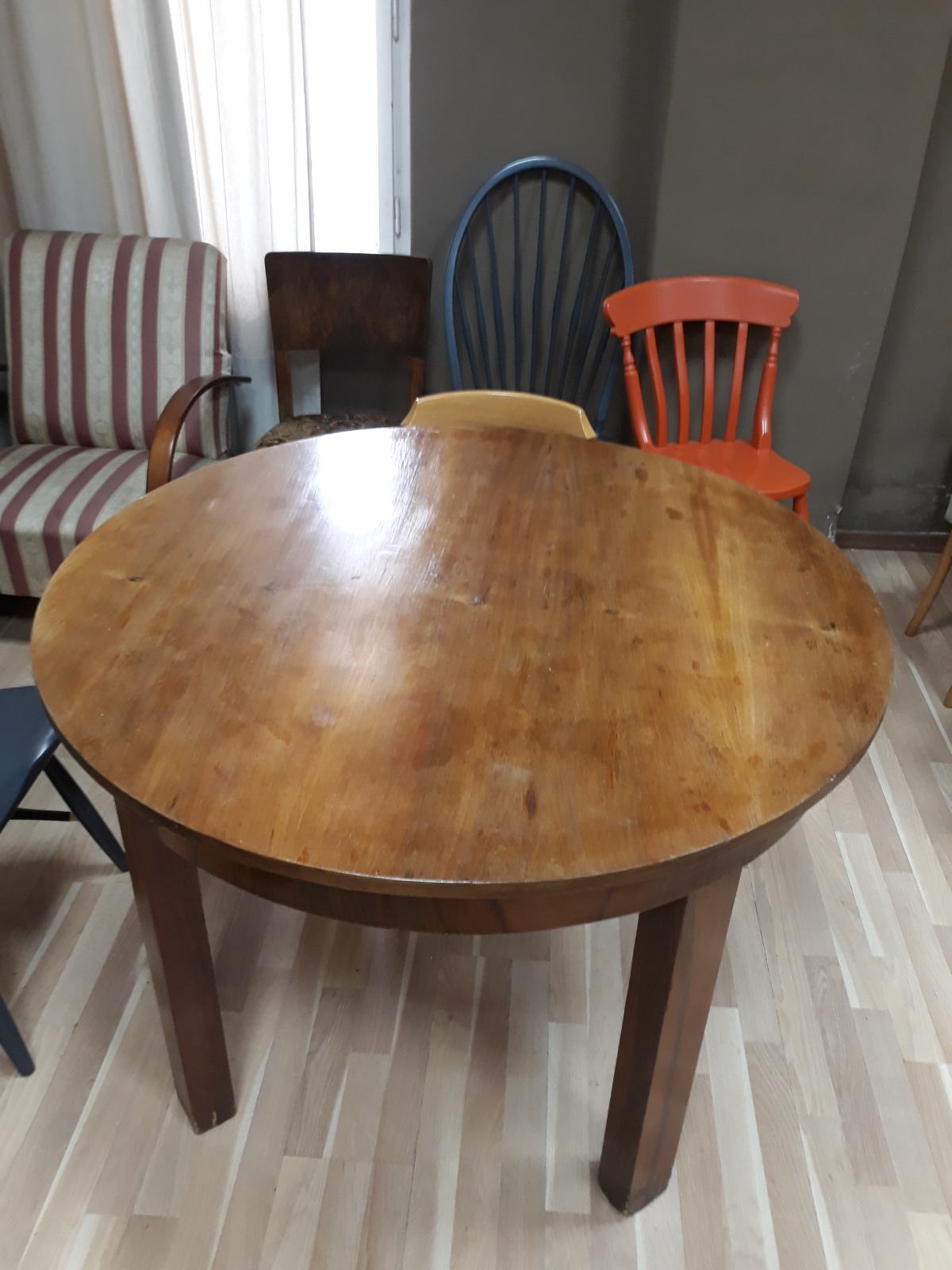 Retro okrogla jedilna miza