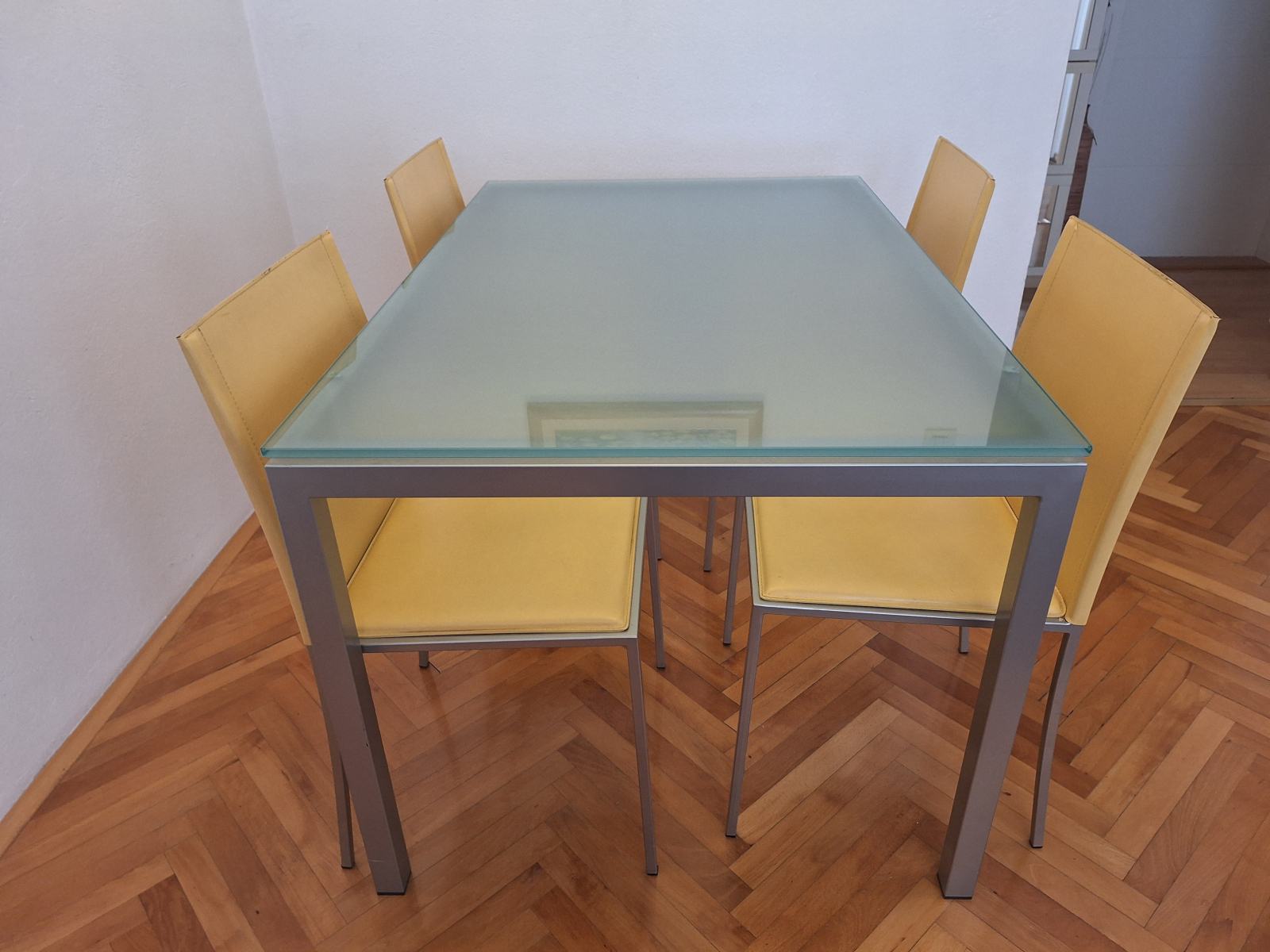 Calligaris miza in 4 usnjeni stoli