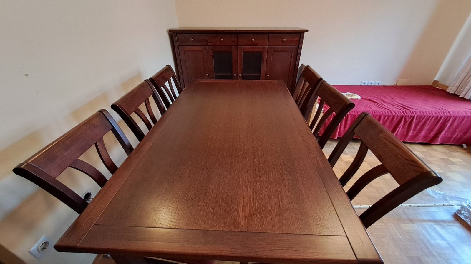 masivna jedilna miza in masivni oblazinjeni stoli