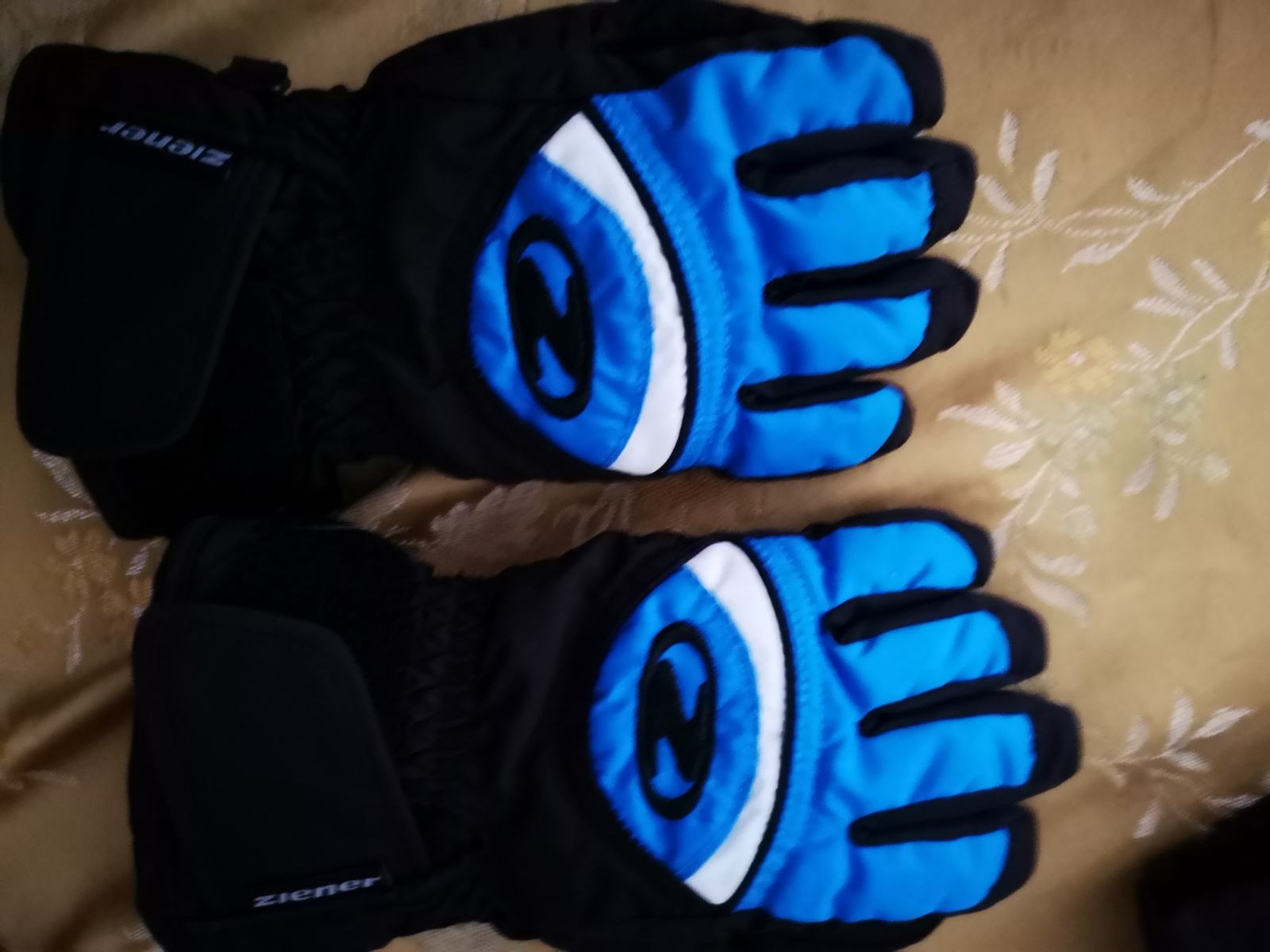 Smučarske rokavice, majice in hlače