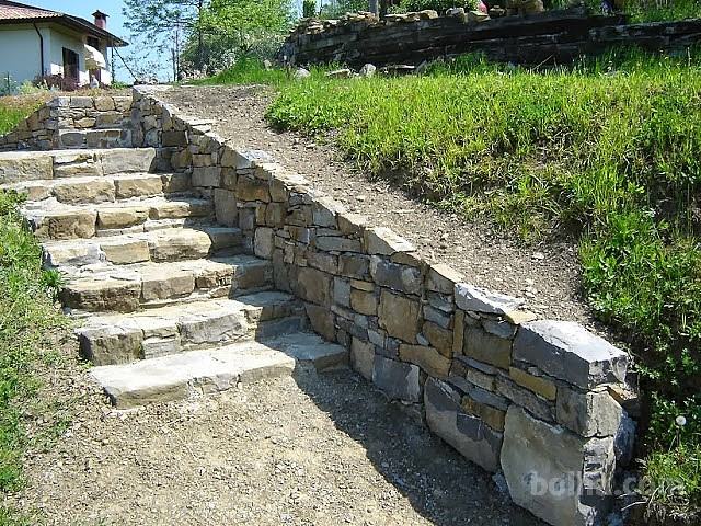 Kamnite stopnice in police