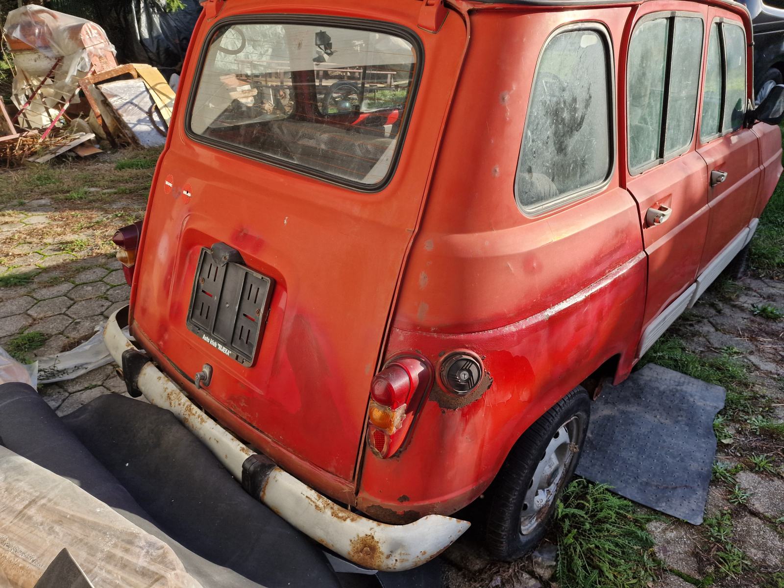 Zadnja hauba Renault 4, katrca