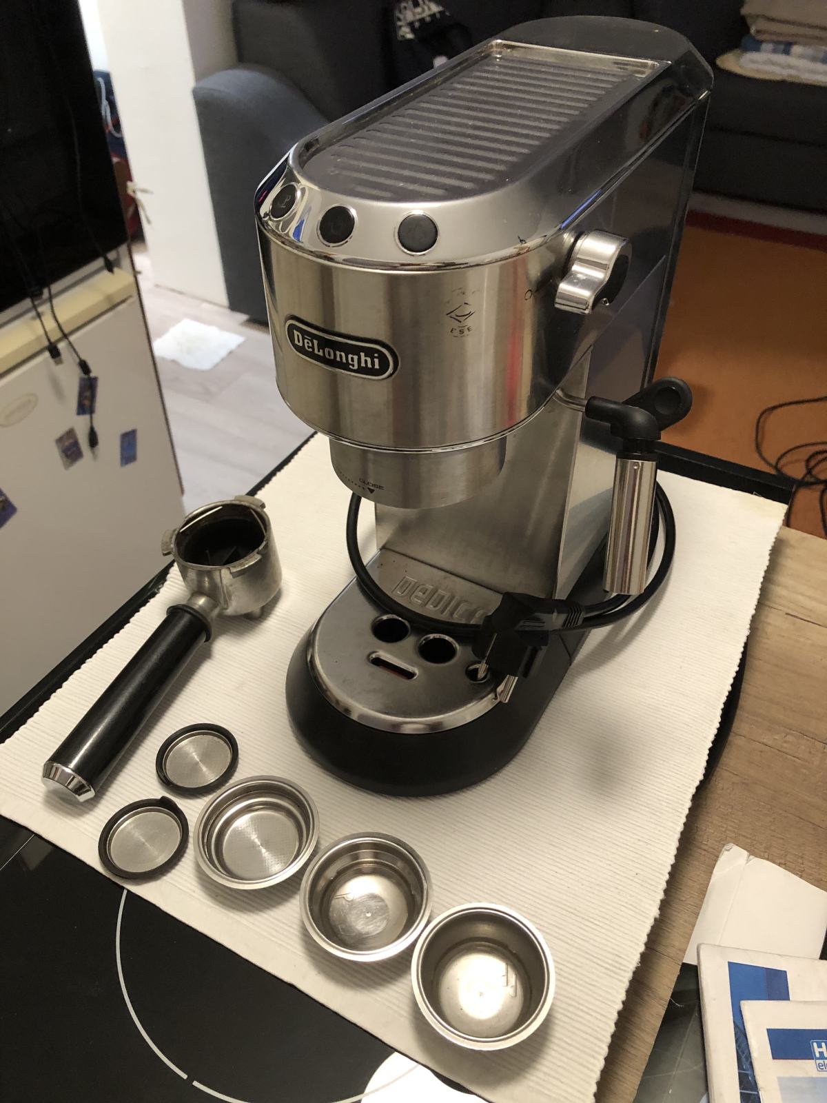 Espresso DeLonghi DeLonghi Dedica EC685, kavni aparat 15 bar 1300 W