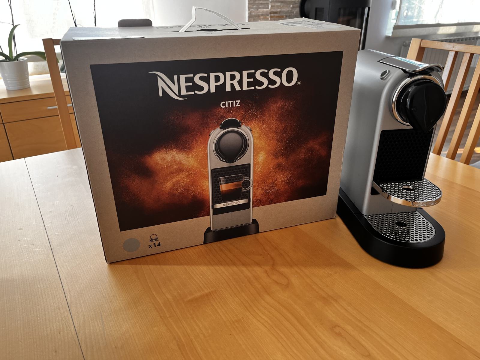 Kavni avtomat NESPRESSO CITIZ SILVER star 2 meseca