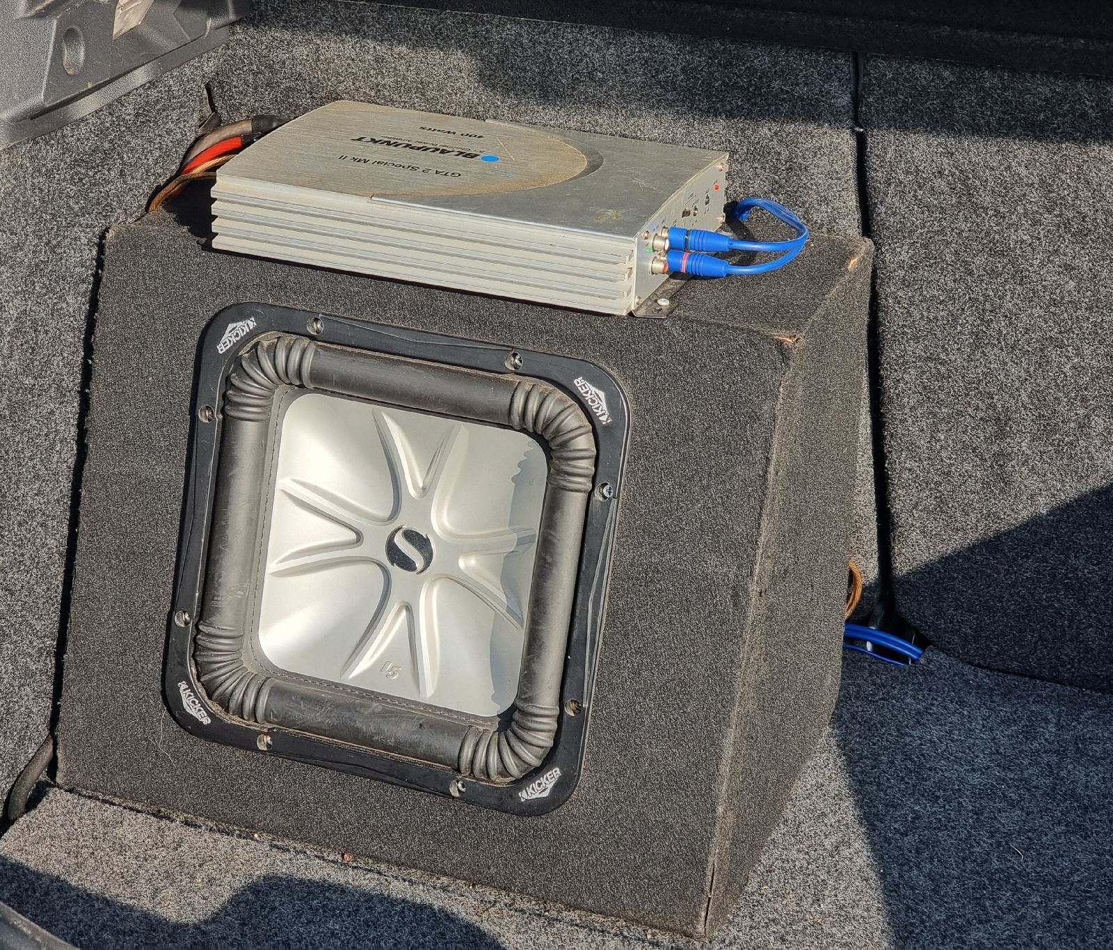 Kicker L5 subwoofer z ohišjem + Blaupunkt ojačevalec