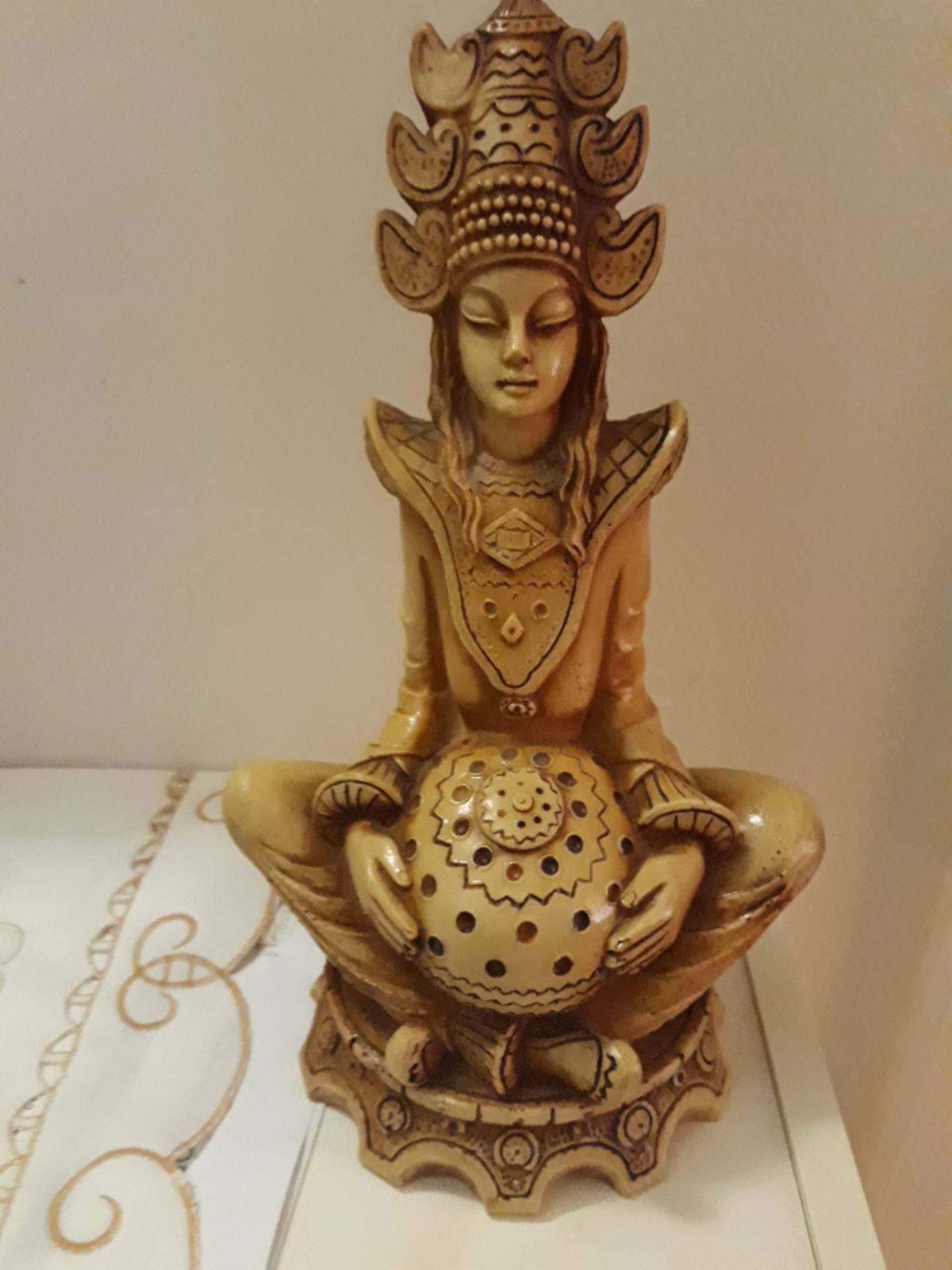 Boginja LAKSHMI iz elforina- viš.28cm,šir.15cm