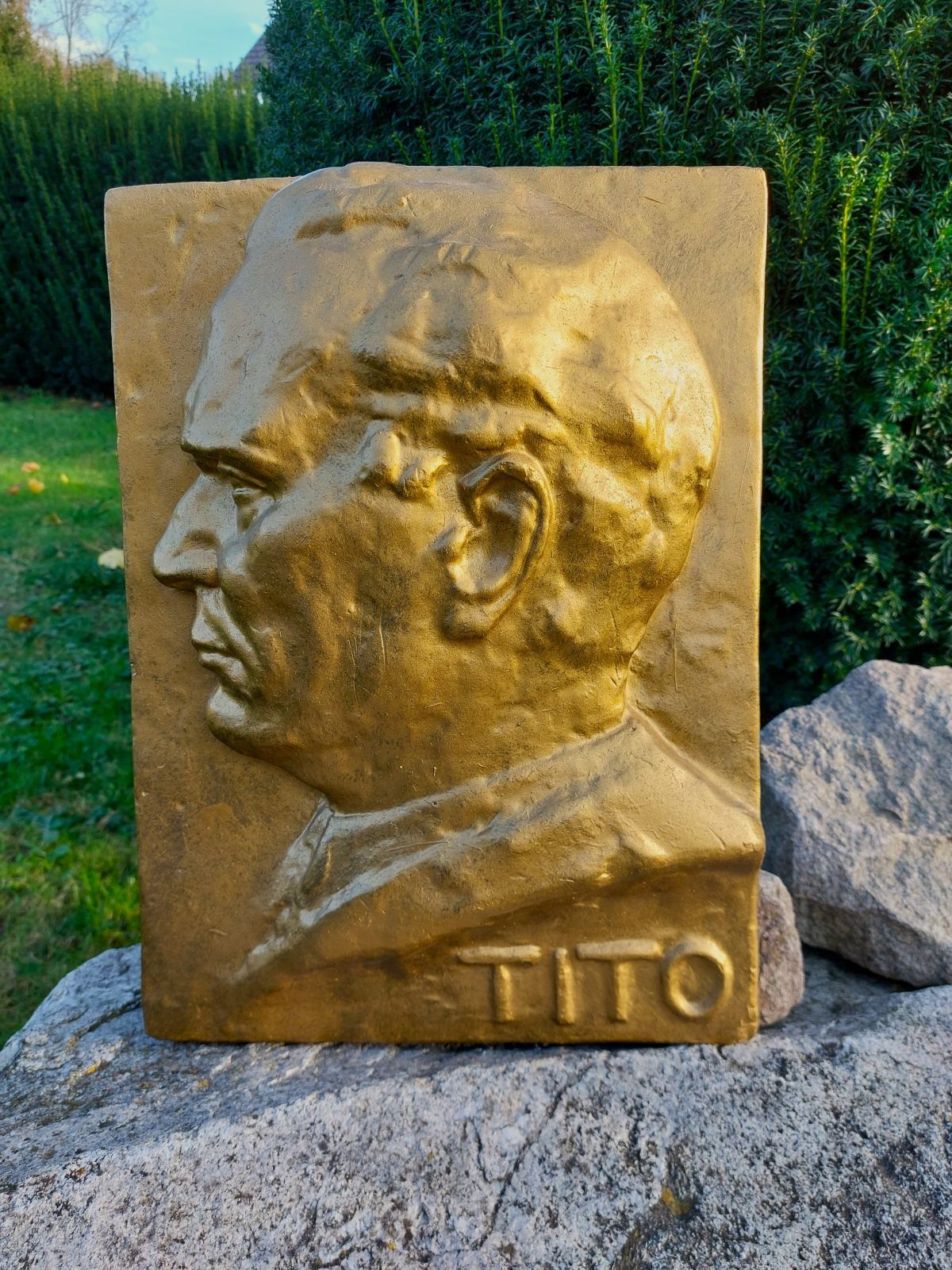 JOSIP BROZ TITO portret relief gips pozlačen 15 eur