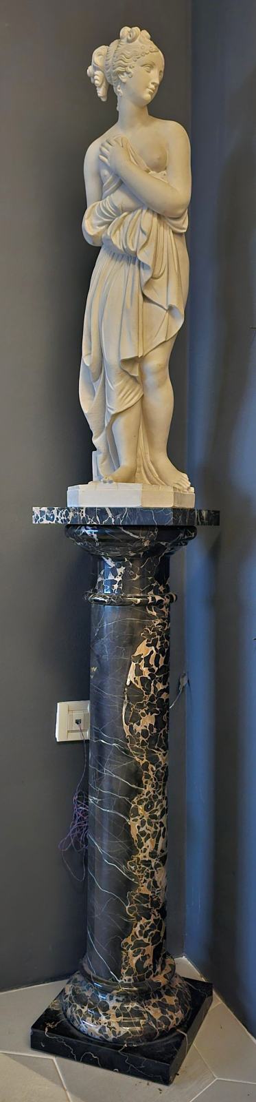 kip Venere Italica na marmornem podstavku
