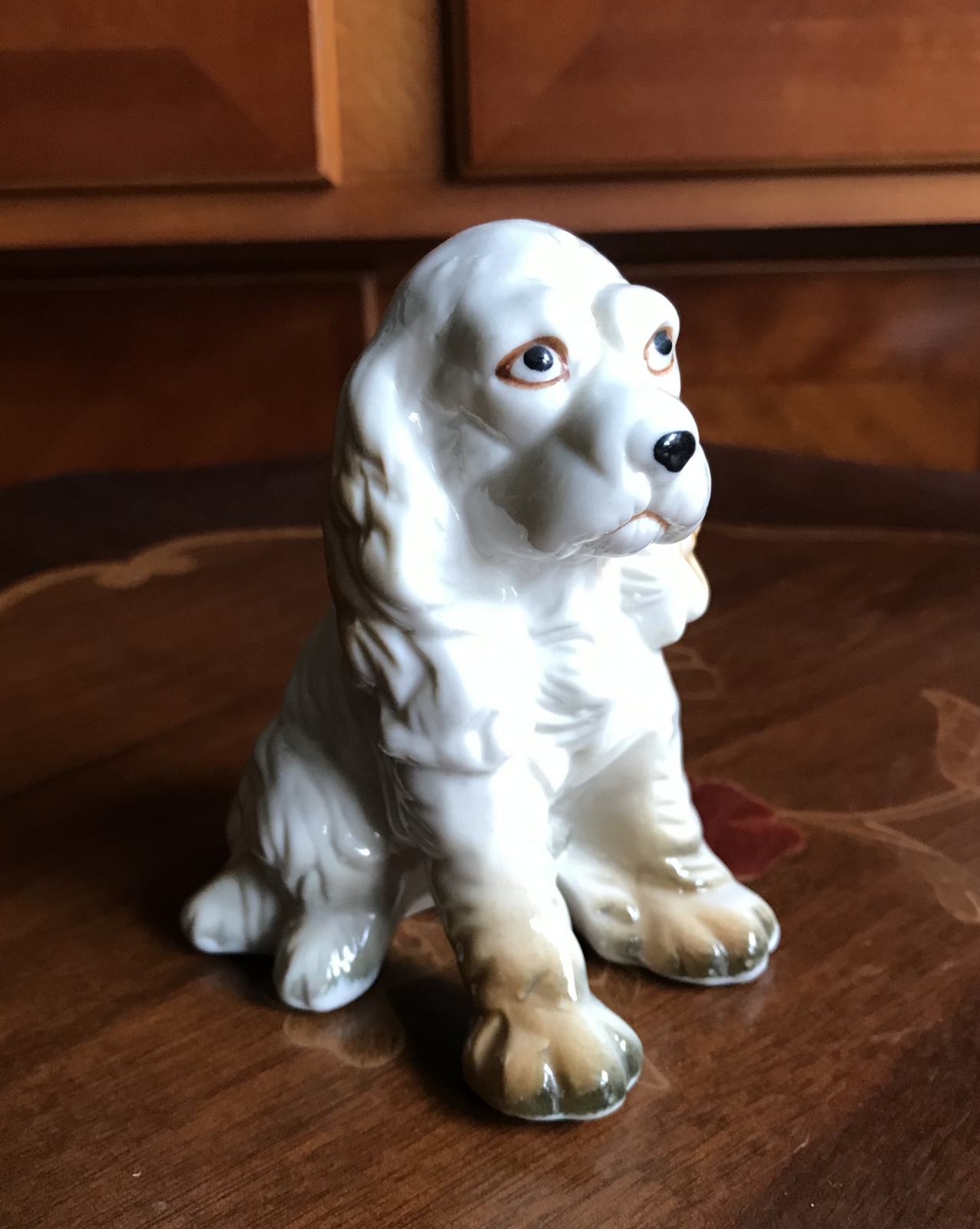 Resnen kuža - porcelanast kipec