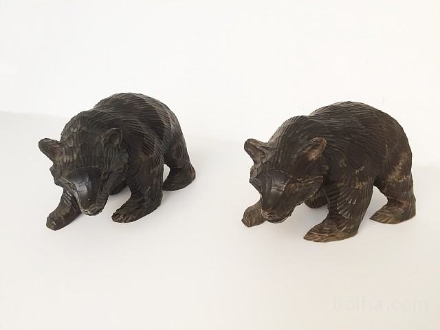 Ročno izrezljan leseni medved