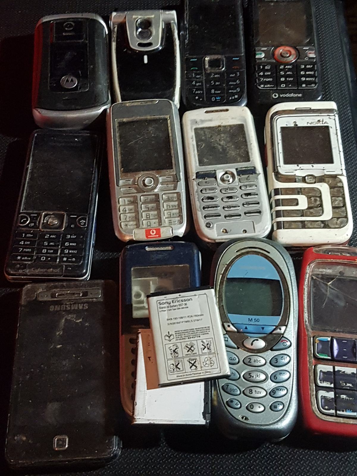 Klasicni mobilni telefon mobitel komplet netestirano neispravno