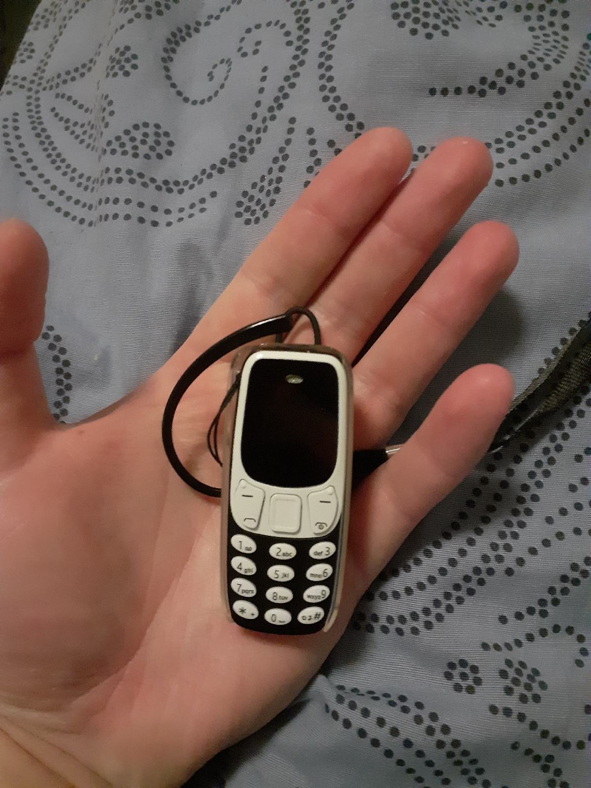 Mini telefon čisto nov