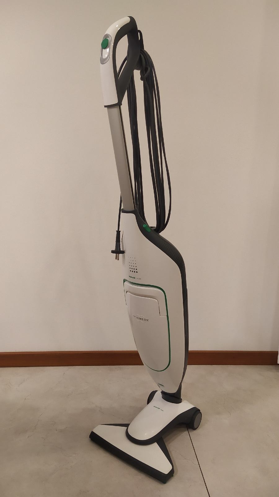 Sesalec VORWERK VK 200 in krtača
