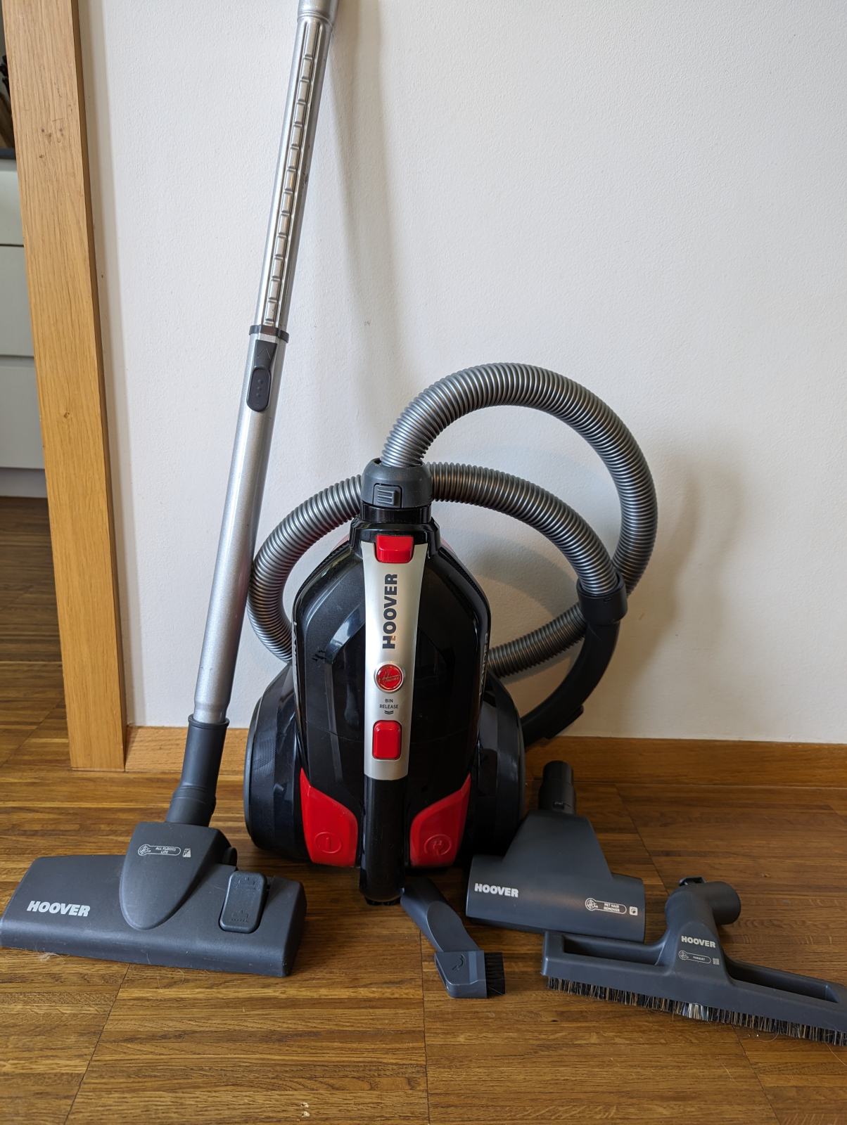 Sesalnik Hoover z dodatki
