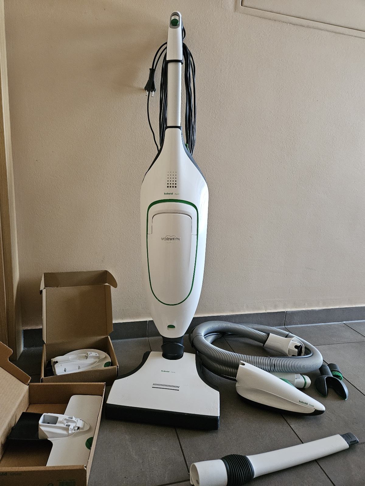 Sesalnik VORWERK VK 200 z dodatki
