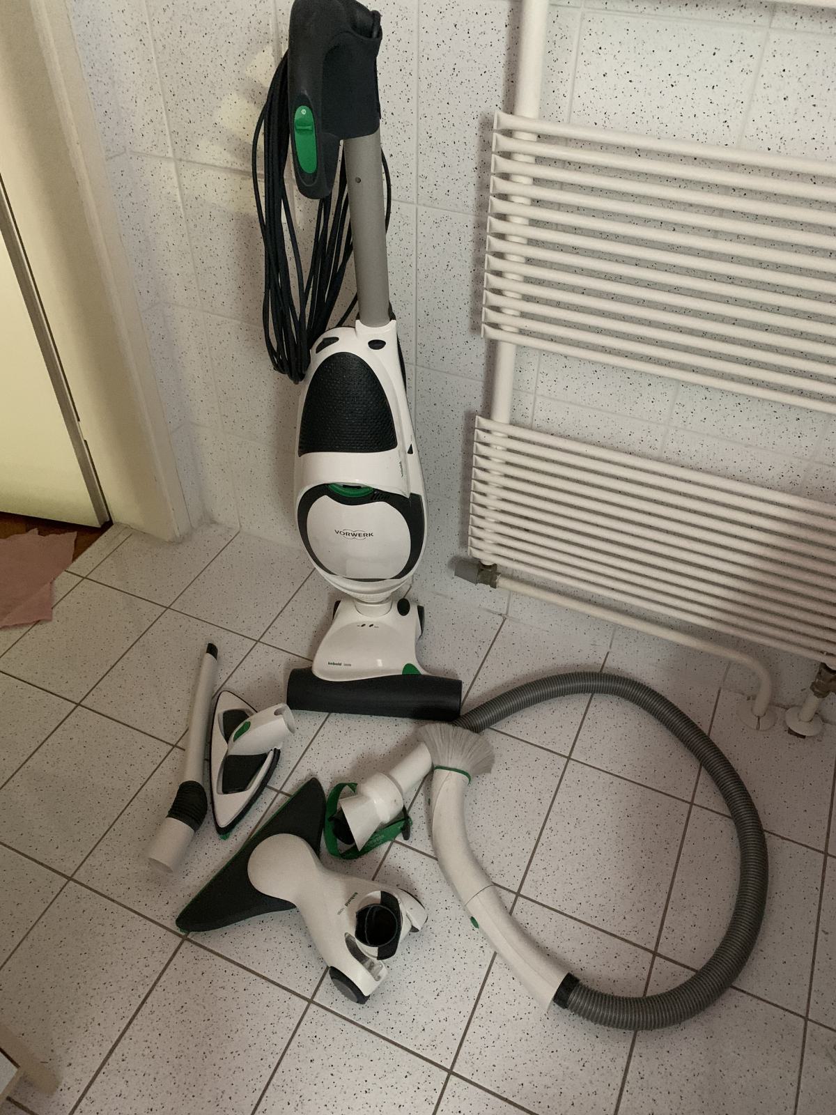 Vorwerk Kobold VK 150, stoječi sesalnik s priključki