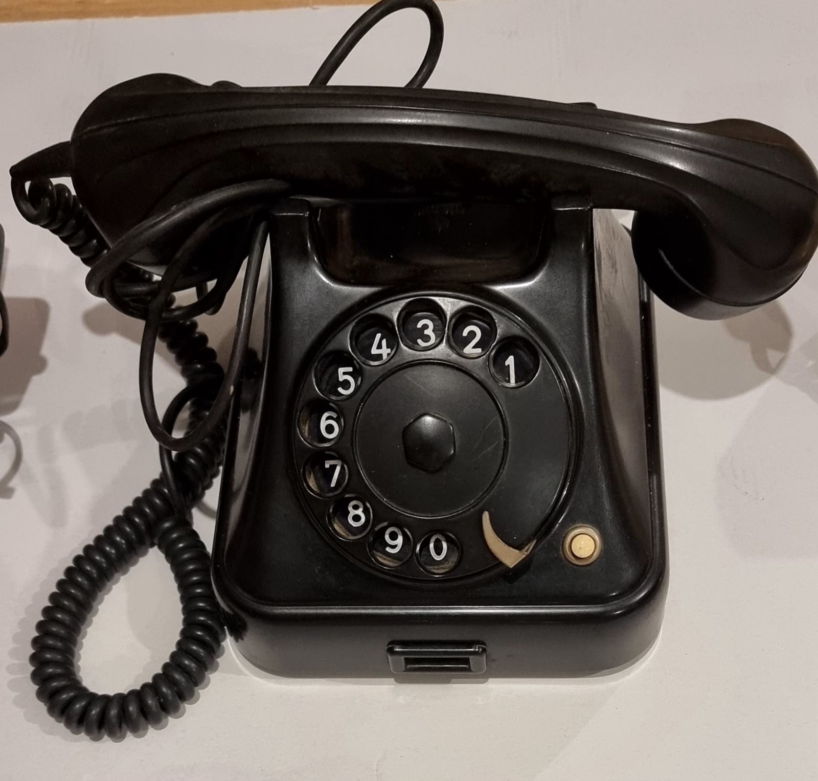 Crn retro telefon