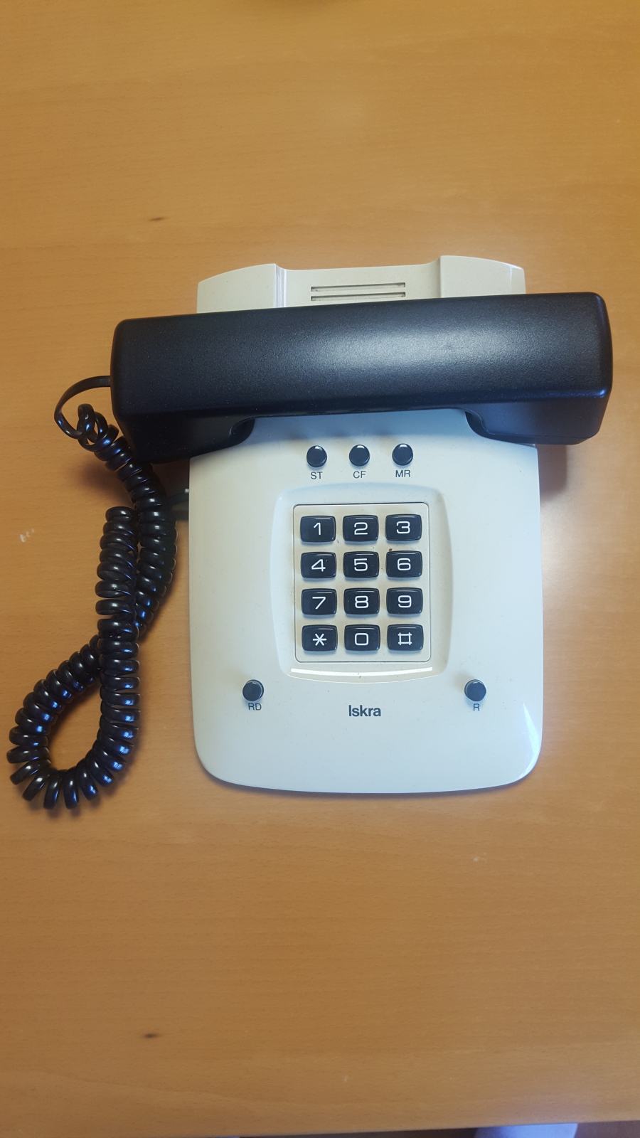 prodam stacionarni telefon Iskra
