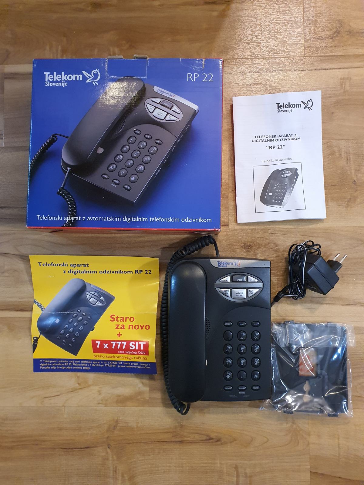 Telefonski aparat z avtomatskim digitalnim telefonskim odzivnikom