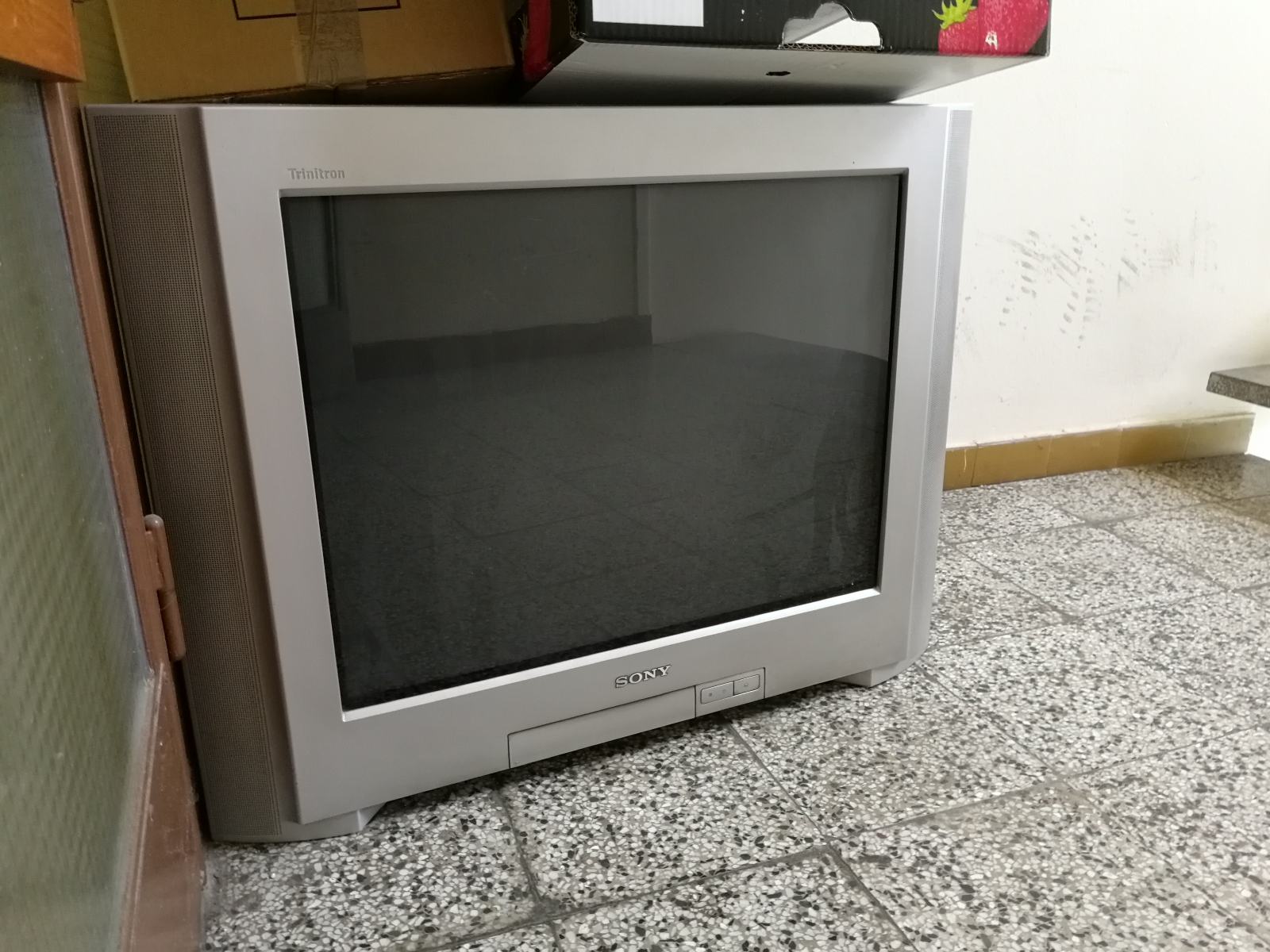 PODARIM katodni televizor Sony Trinitron 70cm