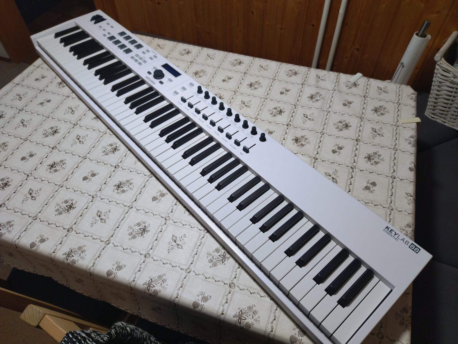 Arturia KeyLab Essential 88 (MIDI klaviatura) + opcijsko torba