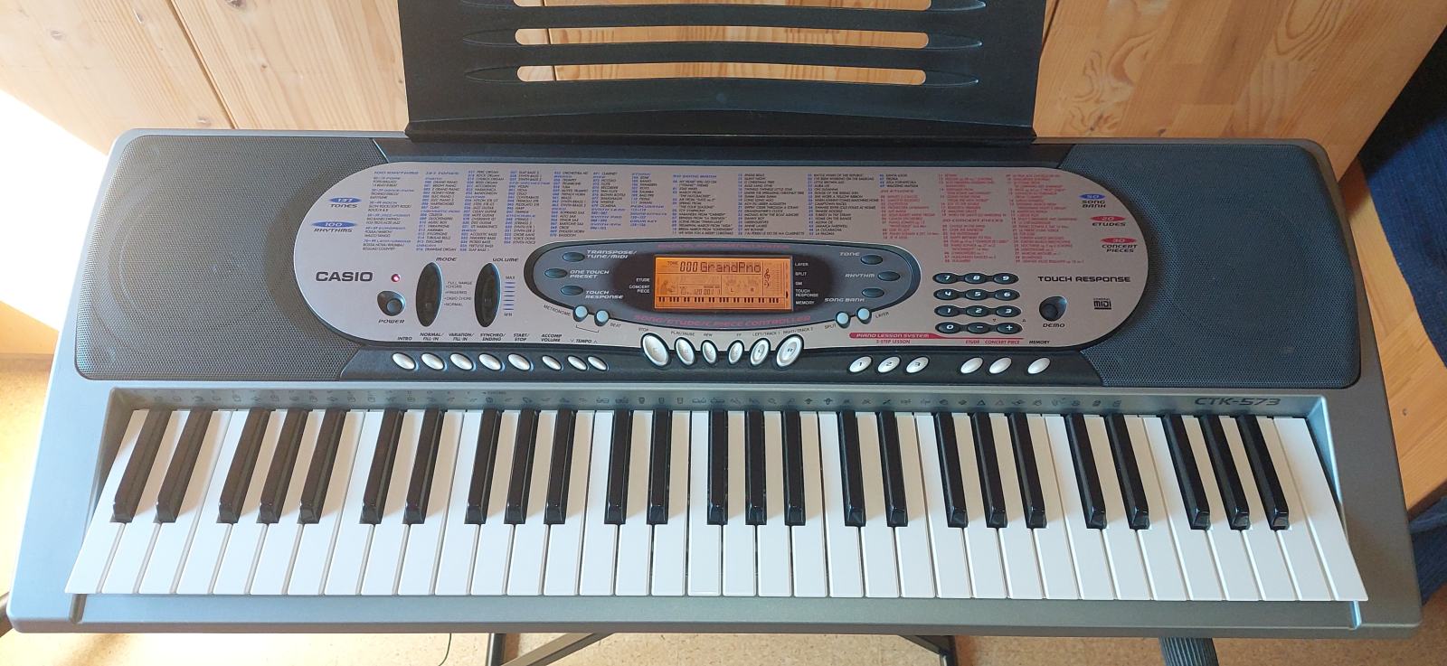 Klaviatura Casio CTK-573 s stojalom in notami