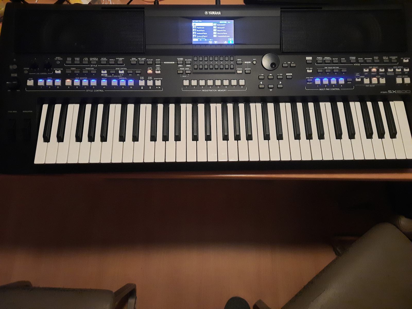 Yamaha PSR SX600 keyboard električni klavir workstation