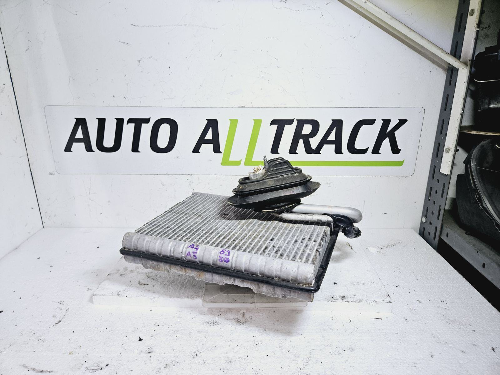 Audi a4 8w b9 a5 f5 a6 4k hladilnik klime uparjalnik 8W0816679