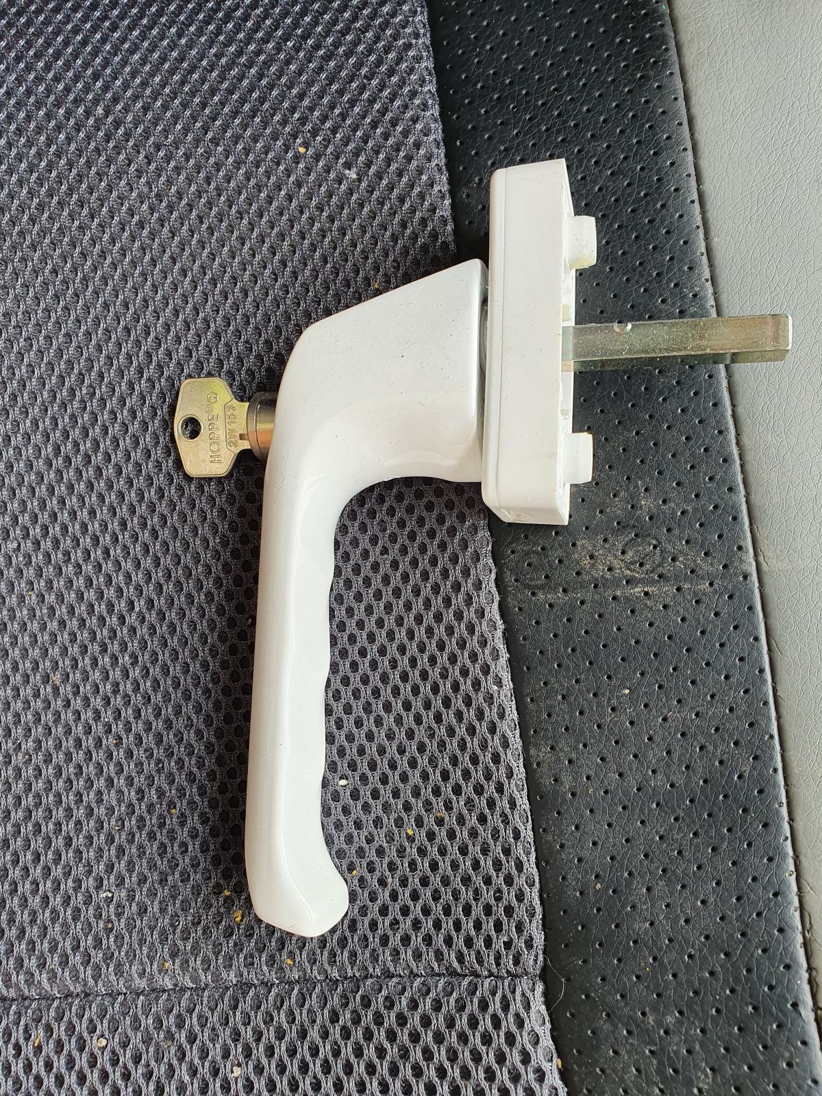 Okenski ročaj s ključavnico