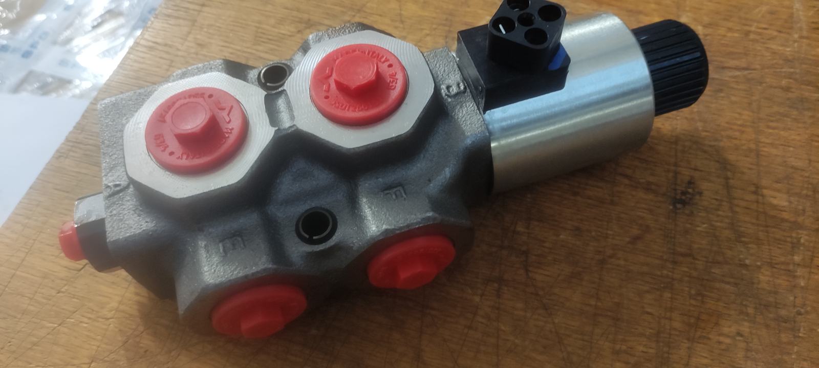 Elektromagnetni preusmeritveni hidravlični ventil 6/2 - SPG d.o.o.