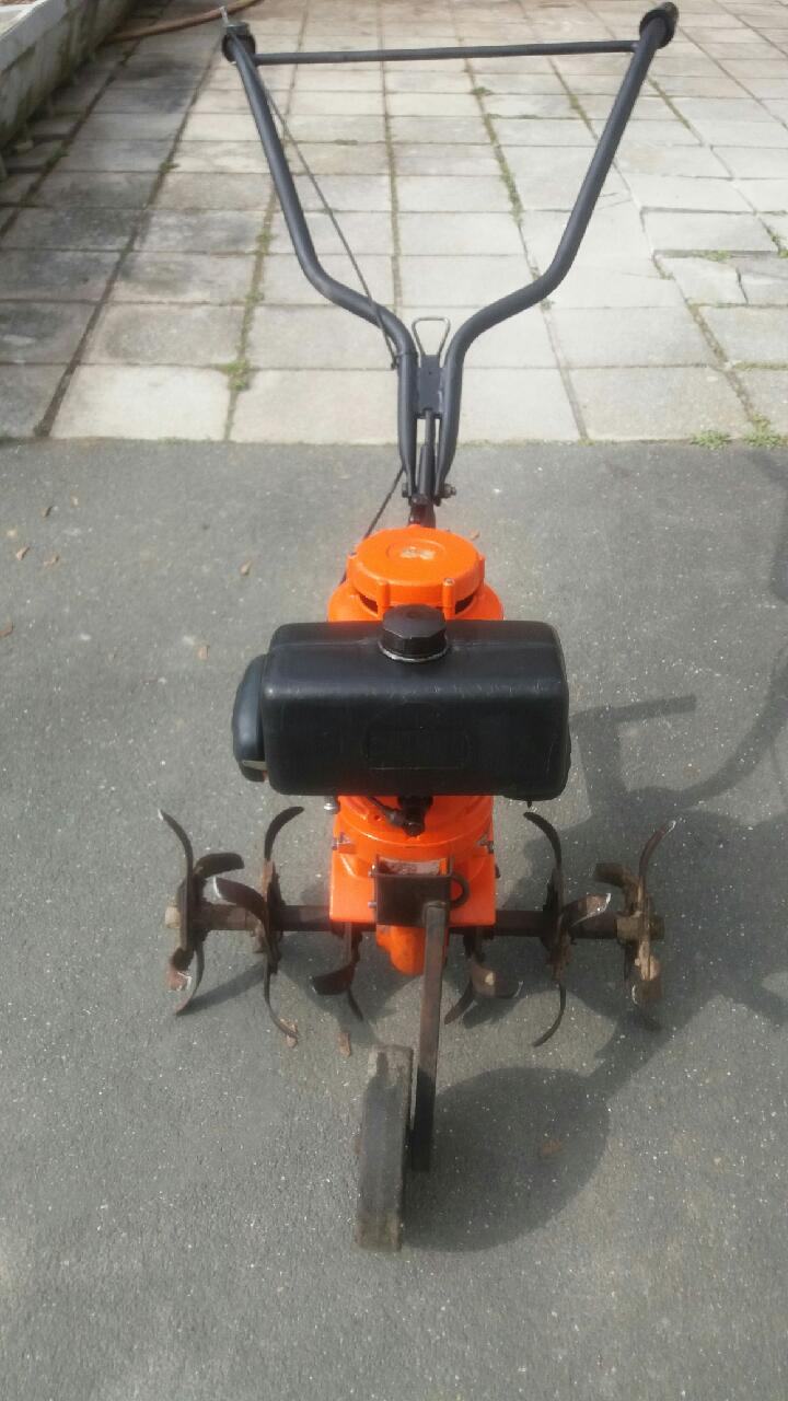 Prekopalnik Tomos batuje